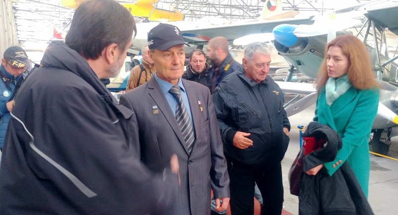 Legendární pilot Anatolij Kvočur přiletěl do Česka. Ve Kbelích se po ...