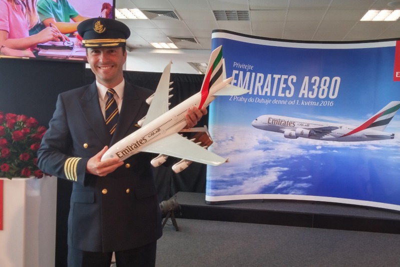 Český pilot David Hecl přivezl Airbus A380 do Prahy poprvé na ...